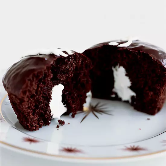 Цөцгий дүүргэсэн шоколадтай аяга бялуу