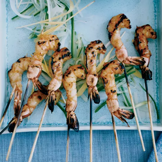 Satay de camarones a la parrilla