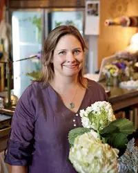 کاترین اندرسون از بازار ملروز دسته گل می فروشد.