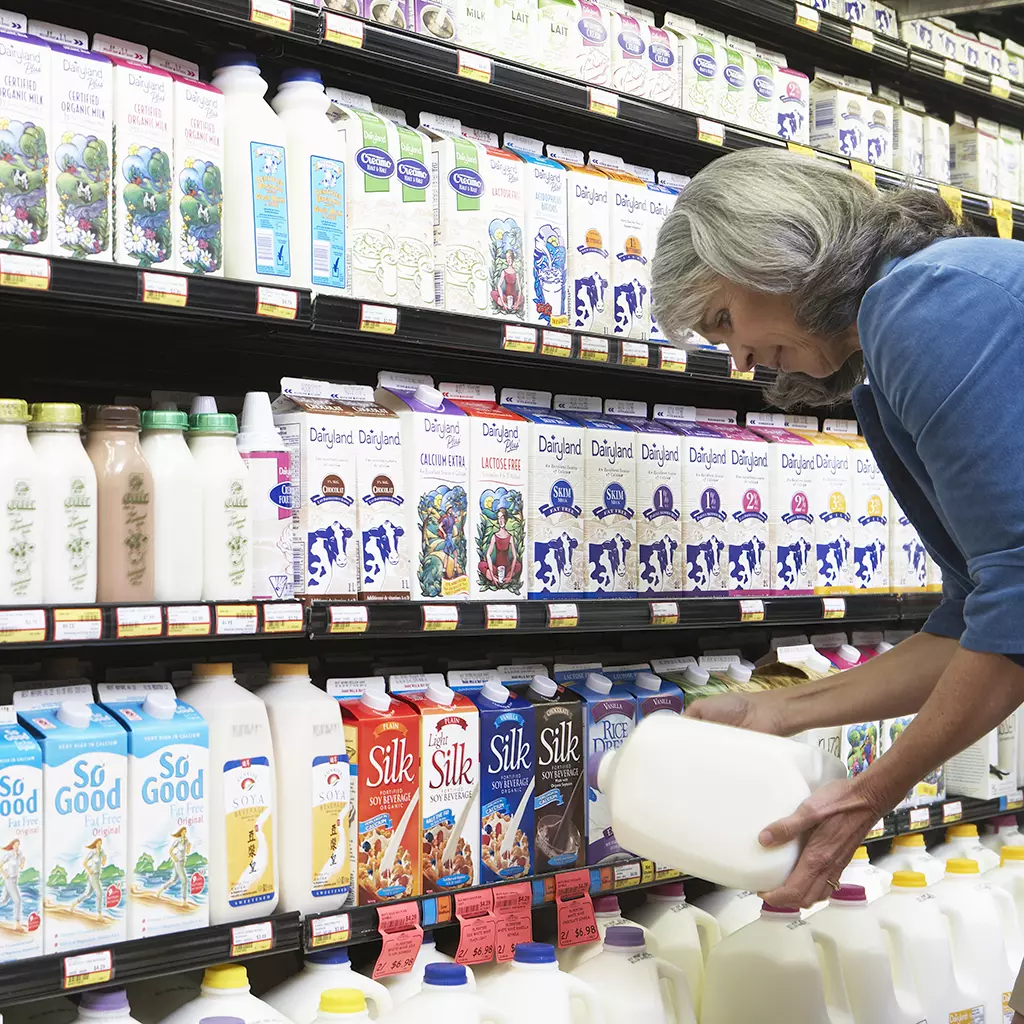 Etiqueta de alimentos, leite, mercado