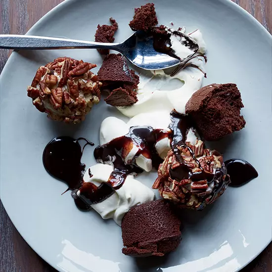 Bruinkoekies met pekanneut-roomysballetjies