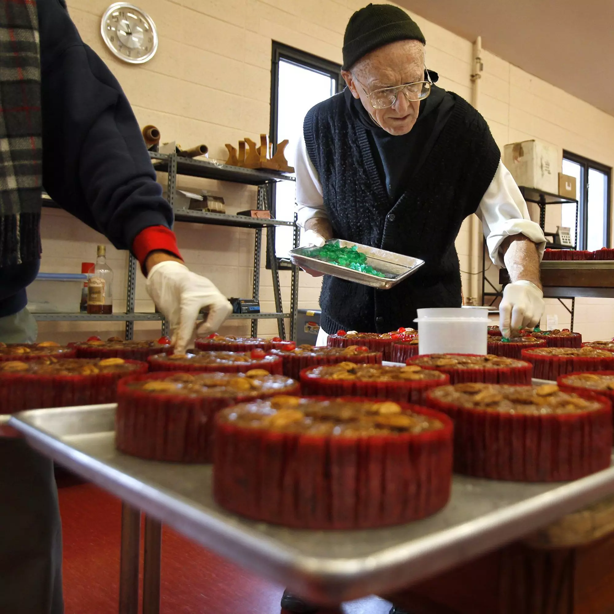 Un monje prepara pasteles de frutas en Missouri.