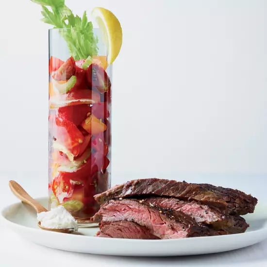 Steak de hampe avec salade de tomates Bloody Mary