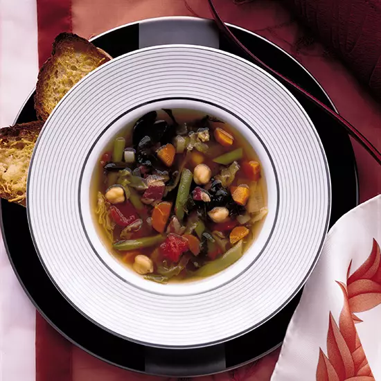 Minestrone de dois feijões com pancetta e parmesão