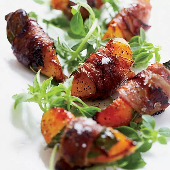 In pancetta gewikkelde perziken met basilicum en oude balsamico