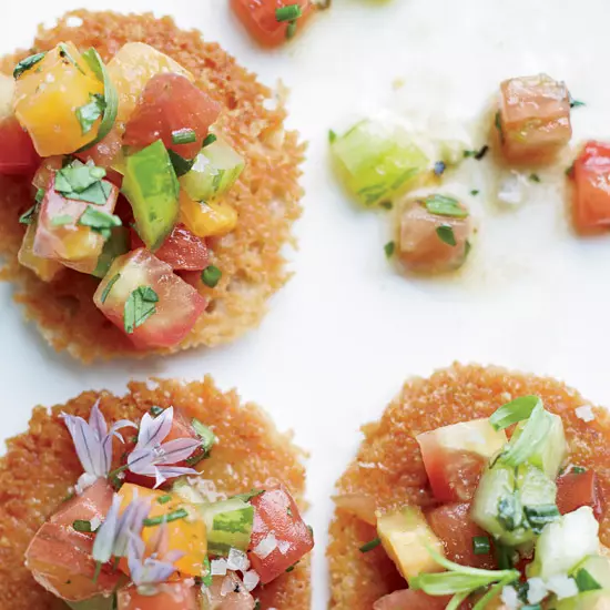 Tuiles au parmesan avec salade de tomates ancestrales