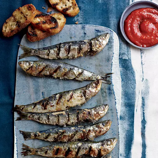 Sardines grillées avec sauce au piment piquillo. Photo © Con Poulos