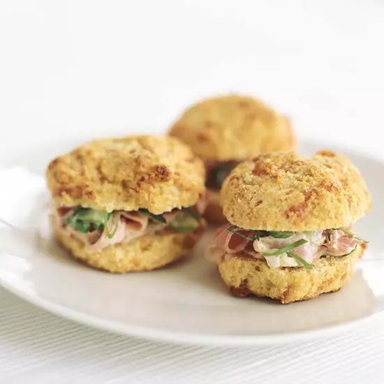 Li-biscuits tsa Cheddar-Polenta tse nang le Ham Salad