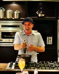 Michael Symon vỡ òa trong khi đắm chìm trong sự pha trộn