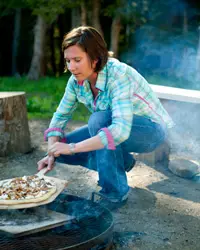 original-201208-a-kelly-liken-kelly-grilling-pizza.jpg