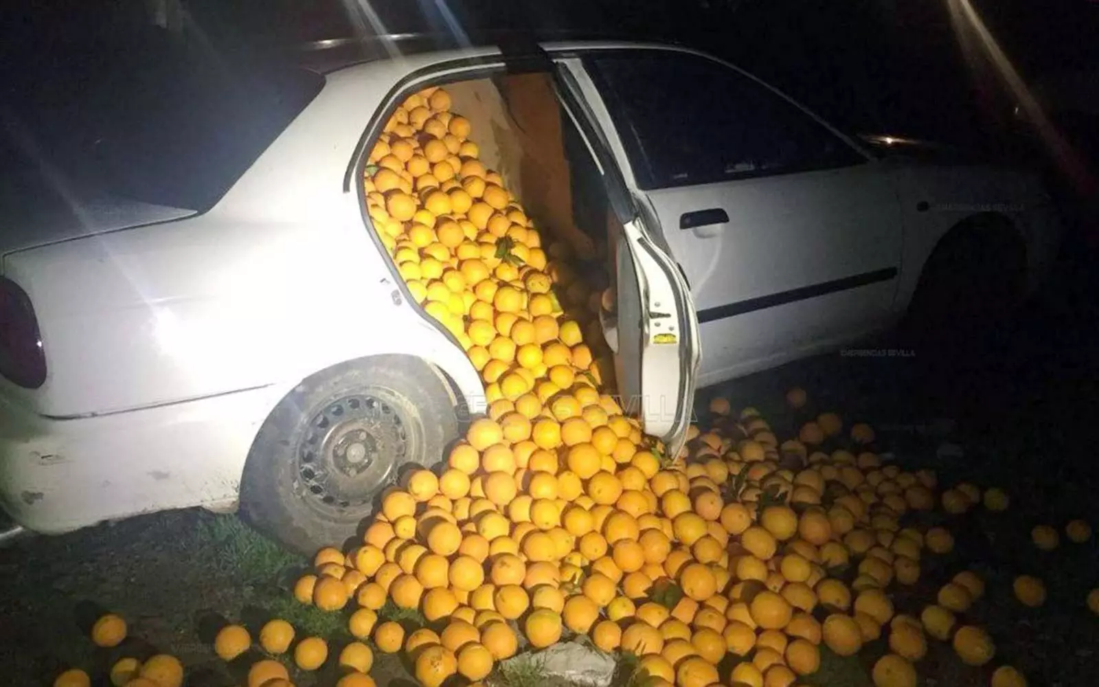 Auto oranje oerfal yn Sevilla, Spanje