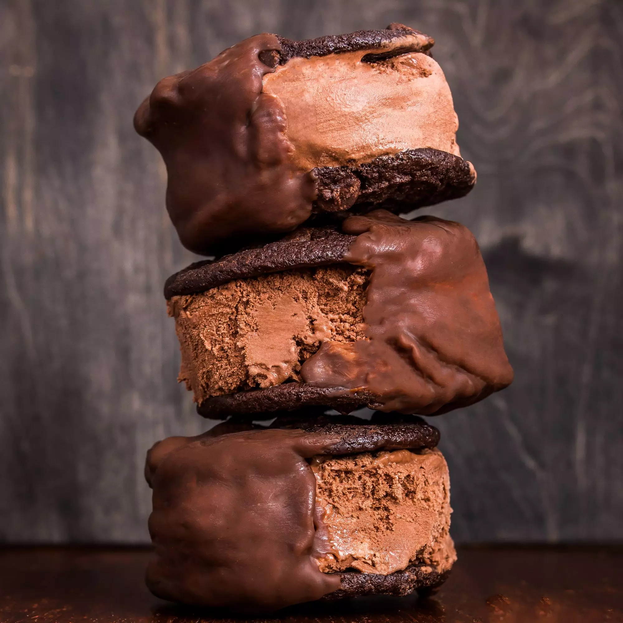 Driedubbele chocolade-ijssandwiches