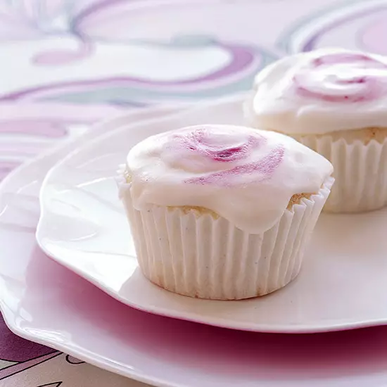 Angel Food Cupcakes med Raspberry Swirl