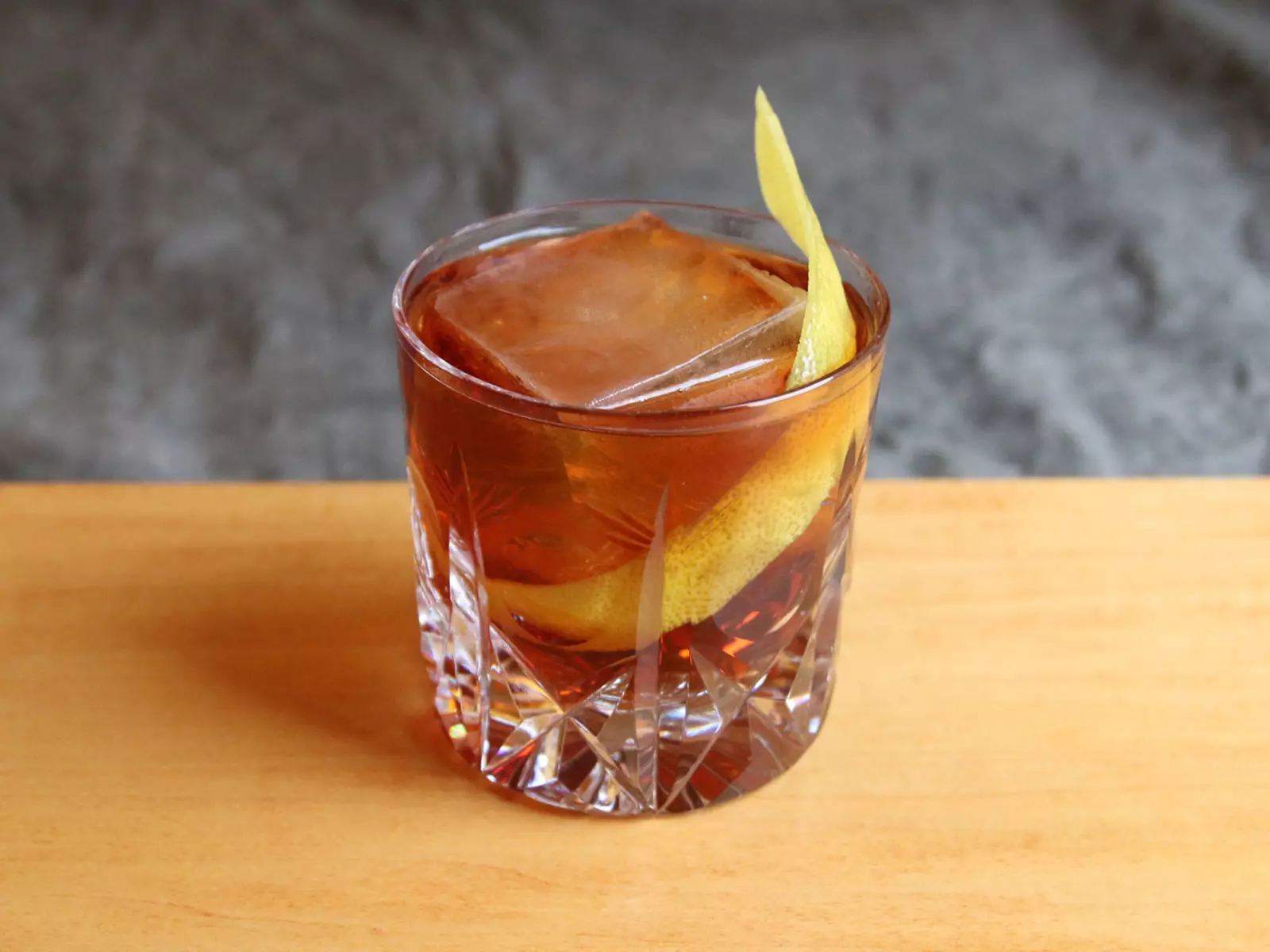 Burbon ilə Amaro dell'etna kokteyli