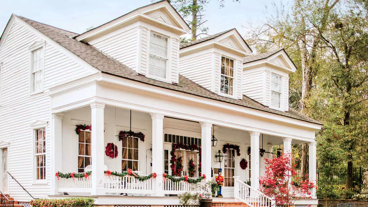 nachitoches-christmas-samuel-guy-house-southern-living-FT-SYND1216.jpg