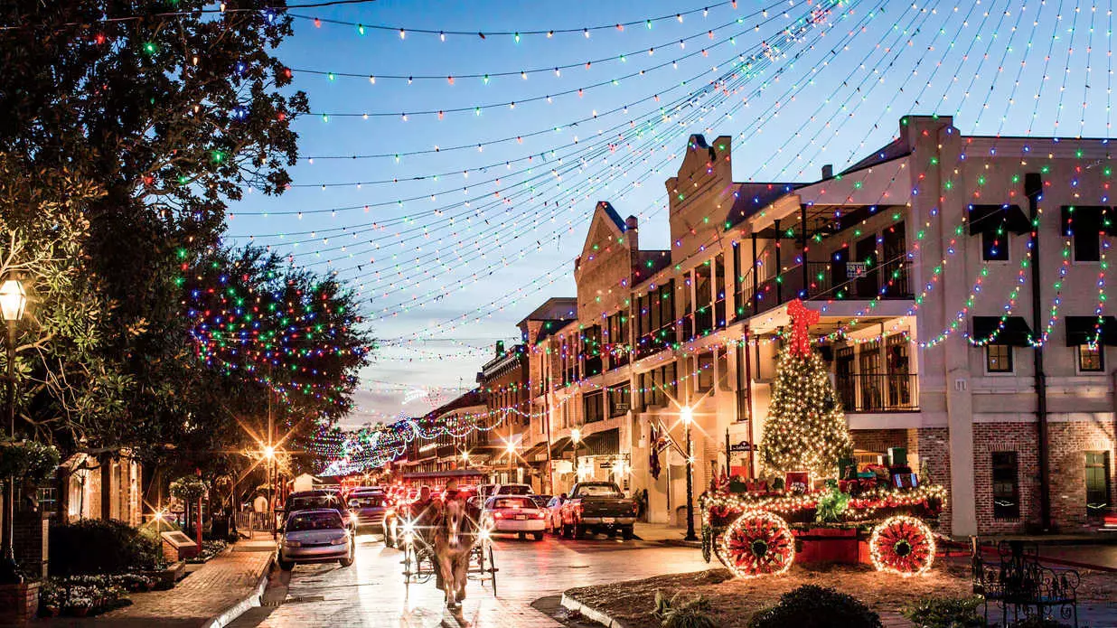 natchitoches-christmas-downtown-southern-living-FT-SYND1216.jpg