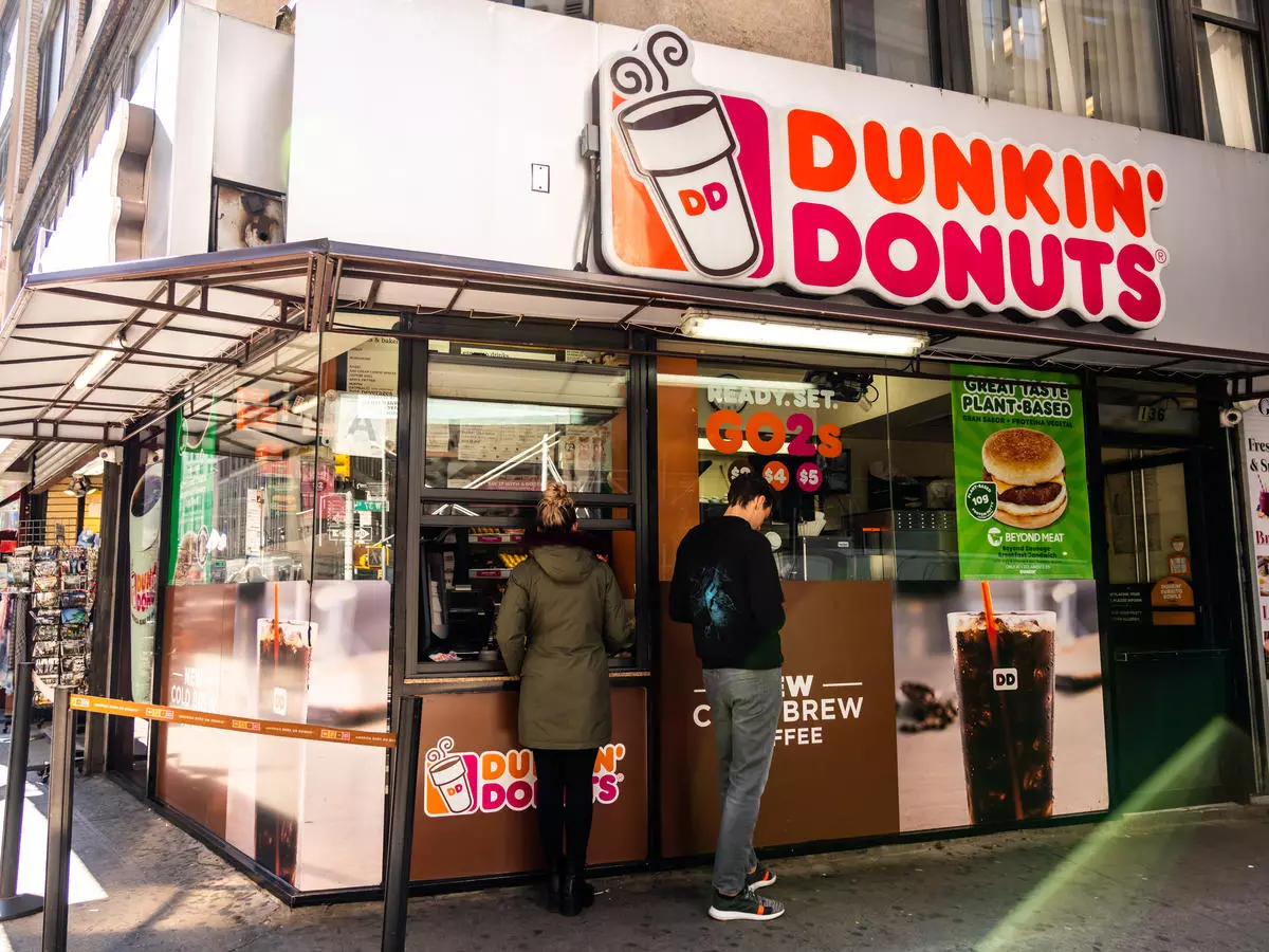 Clienten an engem amerikanesche multinationale Kaffihaus an Donut