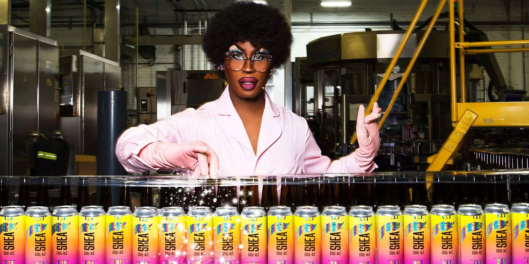 Chicago Drag Superstar, aktivista a queer ikona Shea Couleé práve uviedol na trh pivo