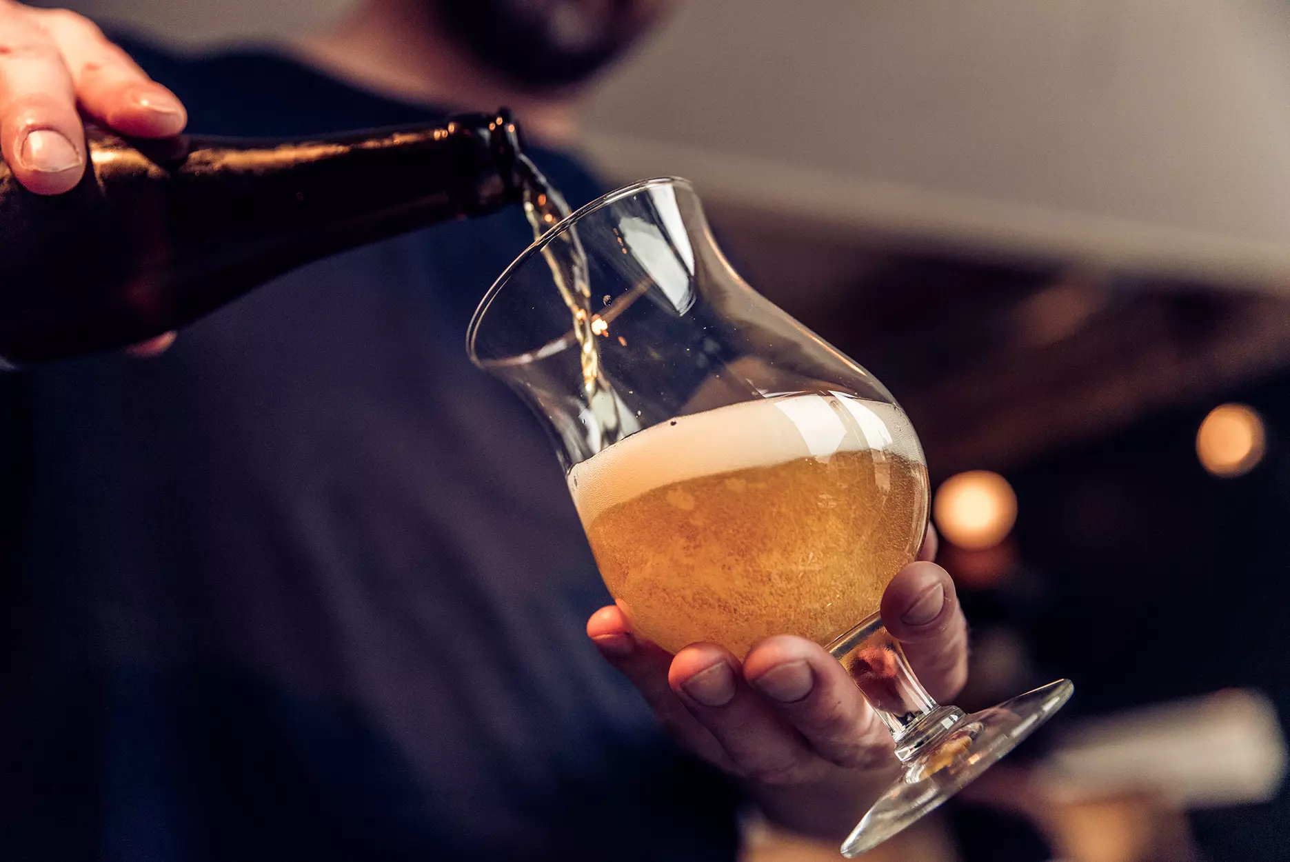 Portrait of Man Filling Wineglass avec de la bière