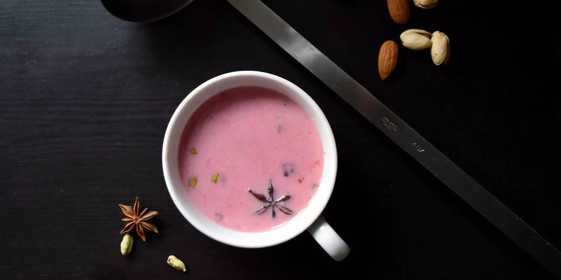 O chá Kashmiri Chai é rosa e luxuosamente delicioso