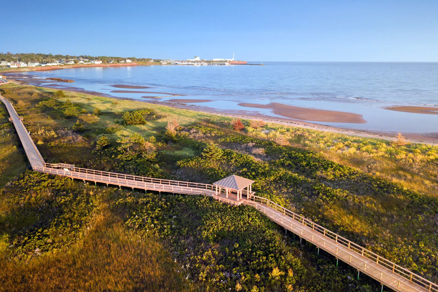 Vista aèria del camí per caminar al parc provincial de Souris Beach a l'illa del Príncep Eduard