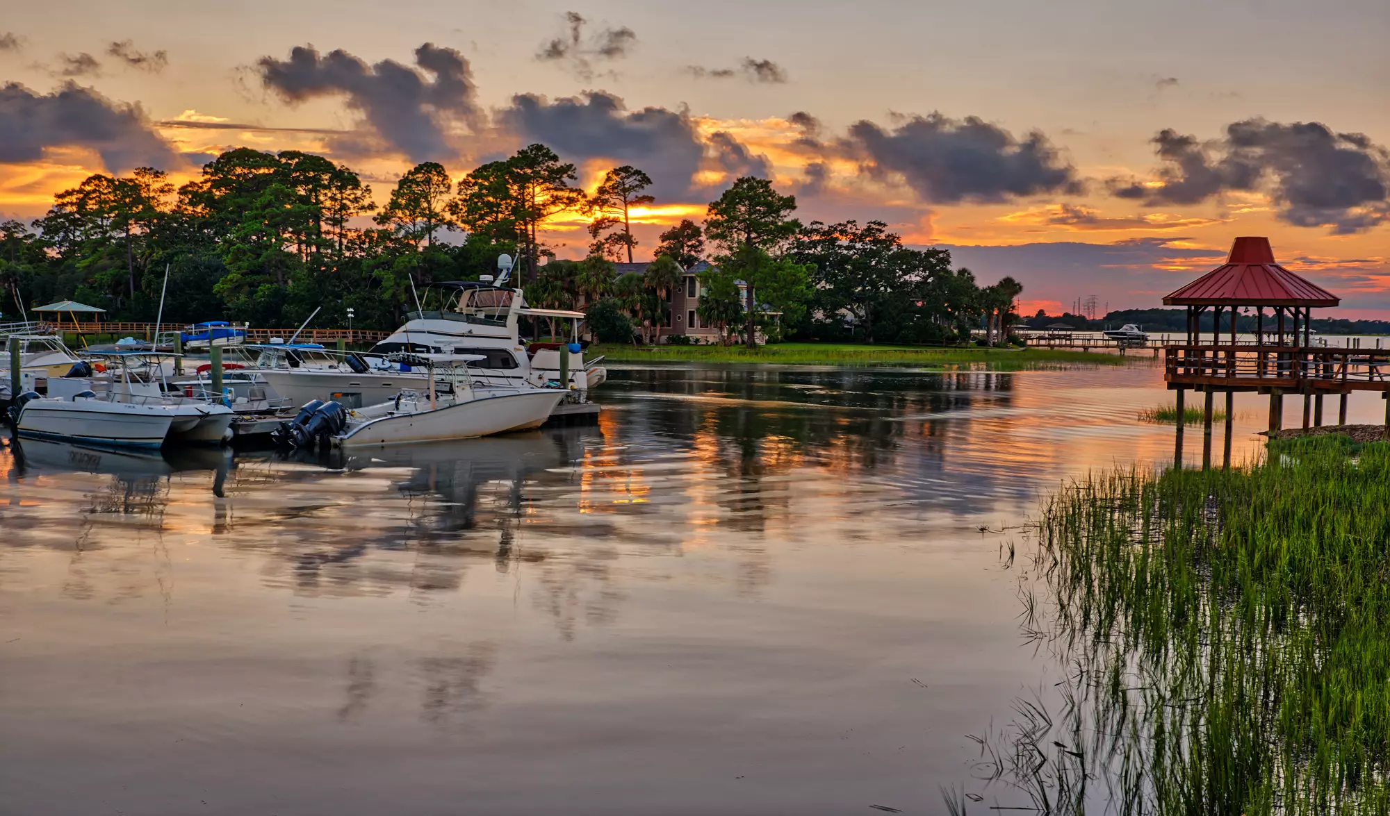 Tramonto in un porto turistico di Hilton Head, nella Carolina del Sud