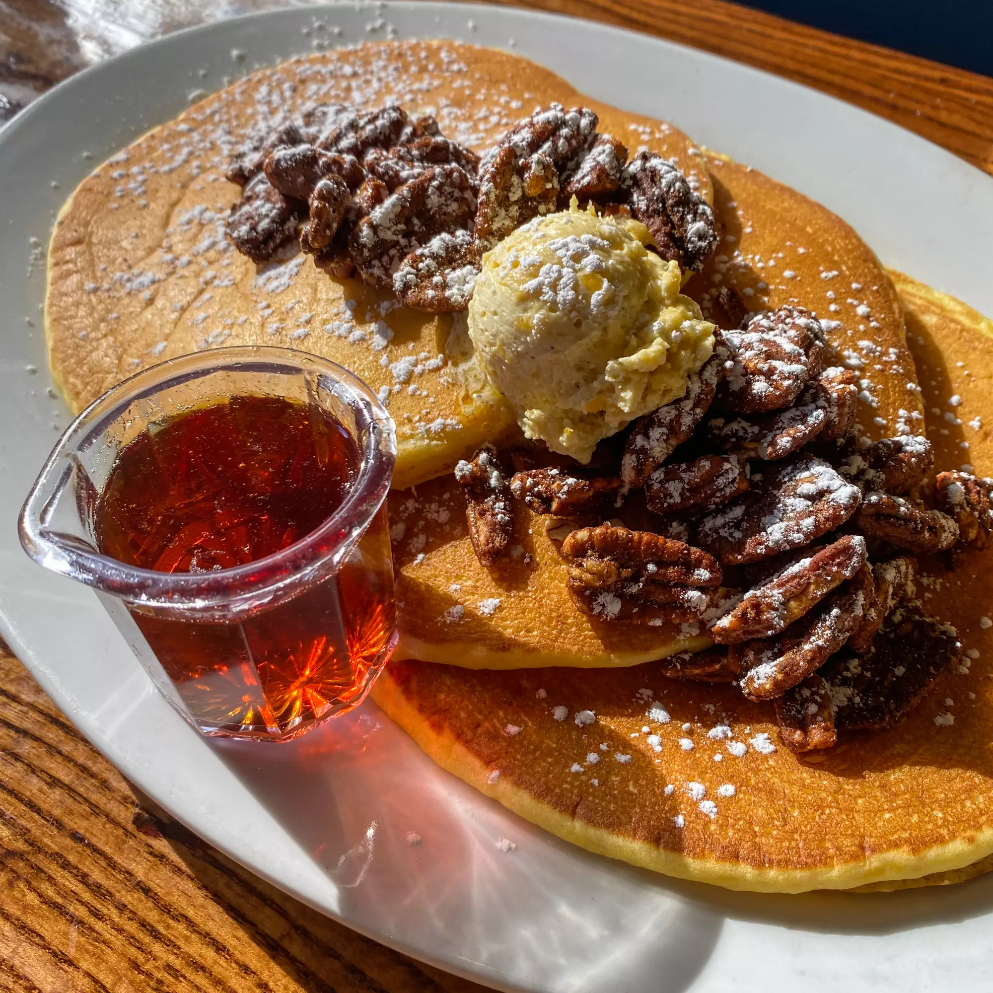 Mga pancake sa Nectar Farm Kitchen nga adunay pecans, butter, ug maple syrup