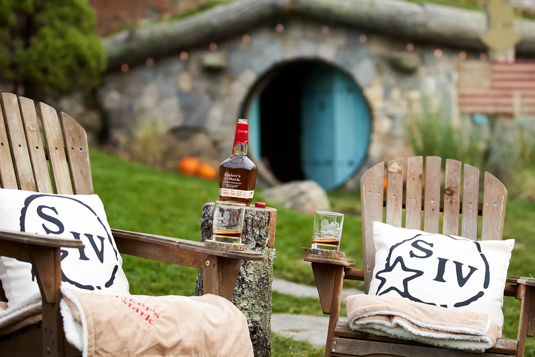 Ghế và một chai rượu hiệu bên ngoài ngôi nhà của người Hobbit tại The Preserve Sporting Club & Residences