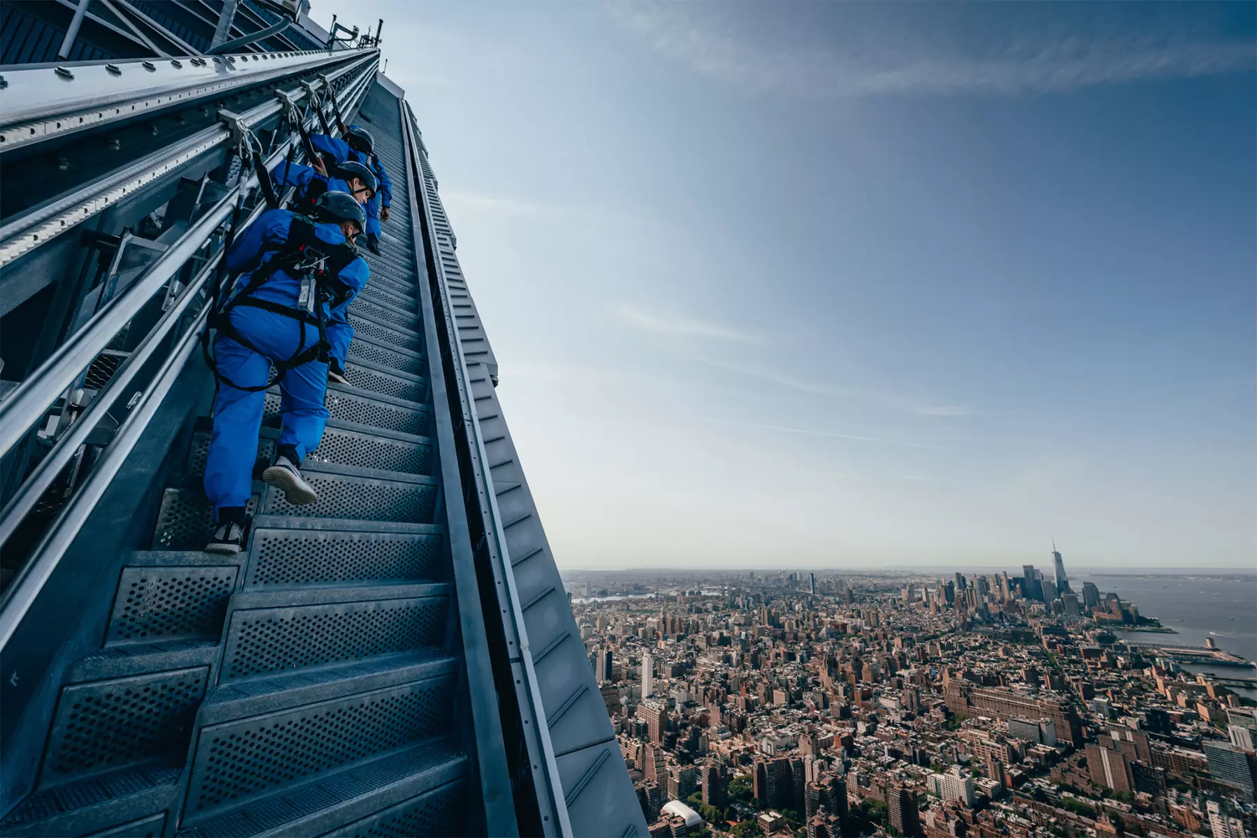 טיפוס במדרגות של City Climb at the Edge over NYC