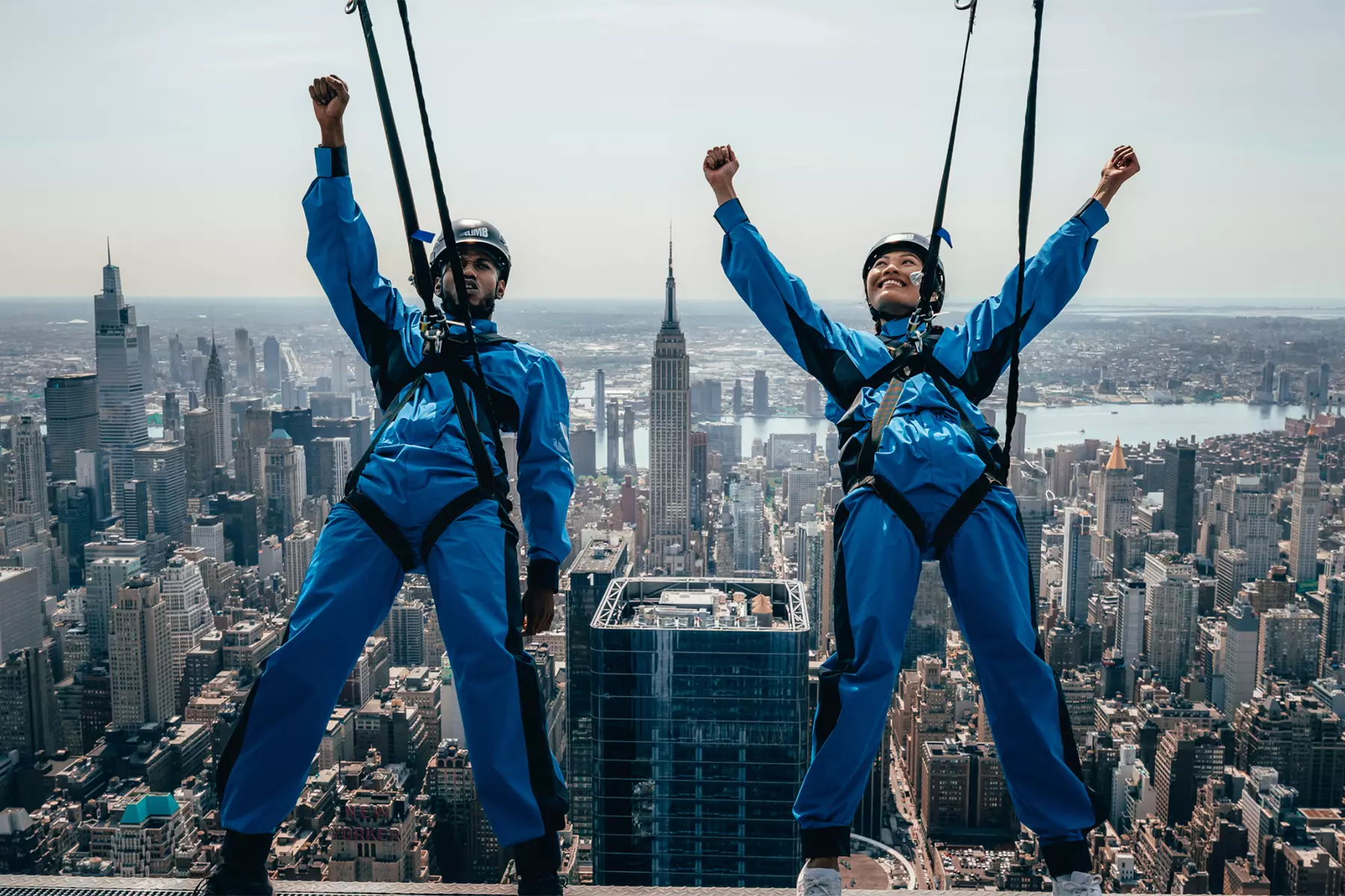 תלוי מעבר לקצה של City Climb at the Edge over NYC