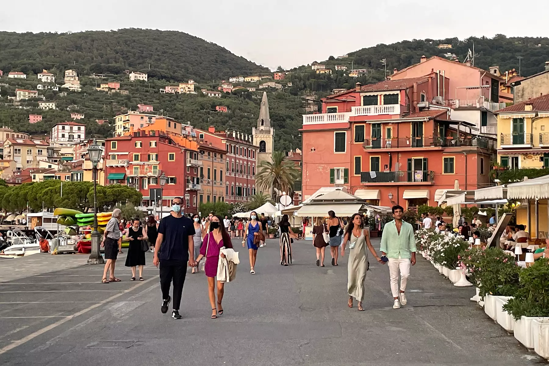 Menschen, die in Lerici herumlaufen