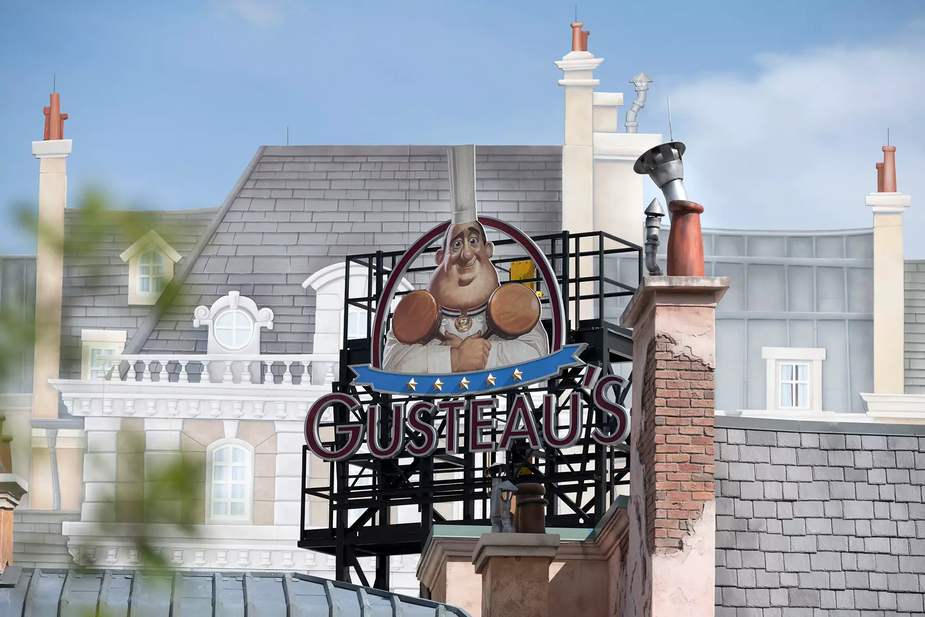 Semnul restaurantului lui Gusteau atârnă pe lângă atracția Remy’s Ratatouille Adventure în pavilionul Franței nou extins de la EPCOT de la Walt Disney World Resort din Lake Buena Vista, Florida.