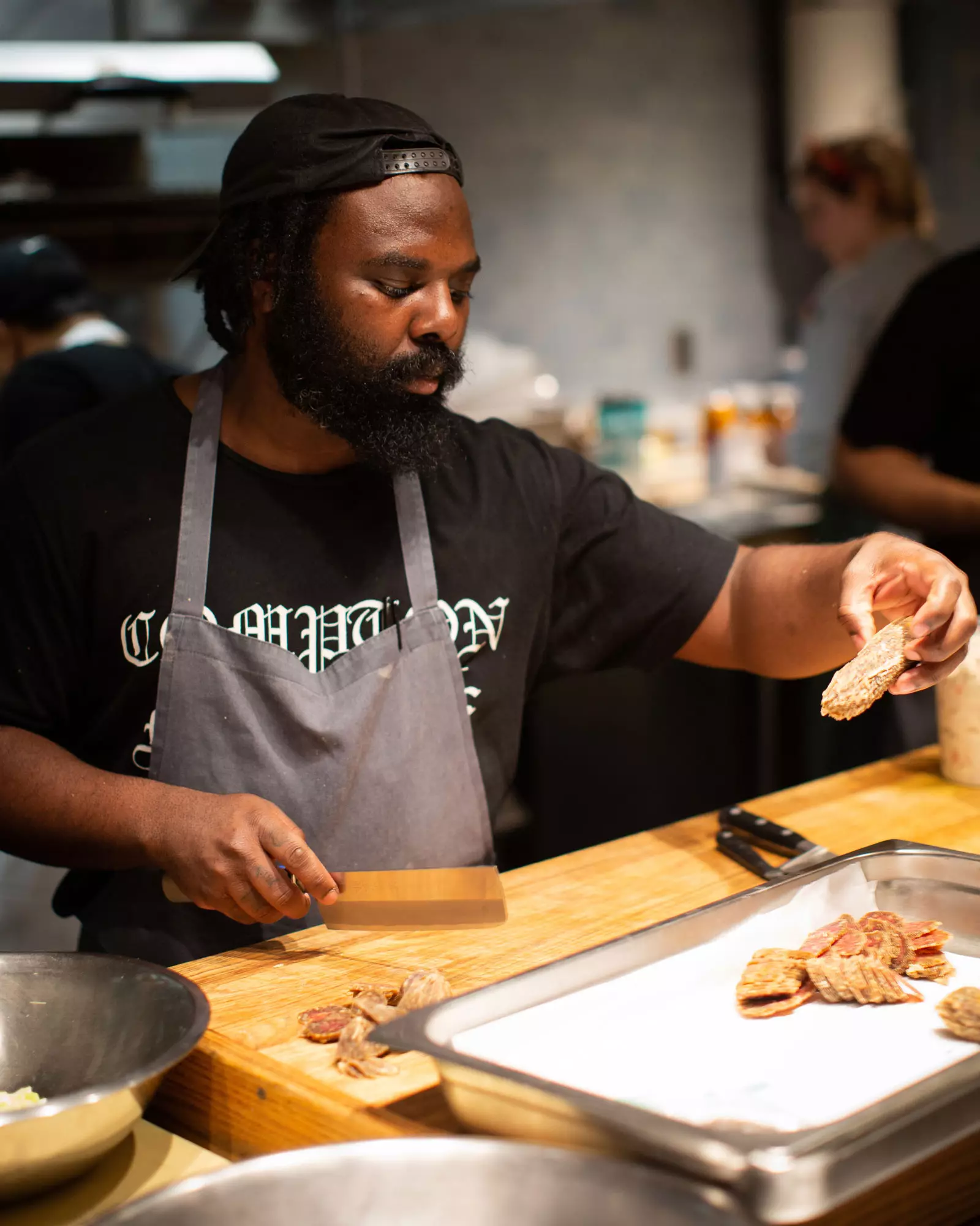 Retrato de Omar Tate en la cocina