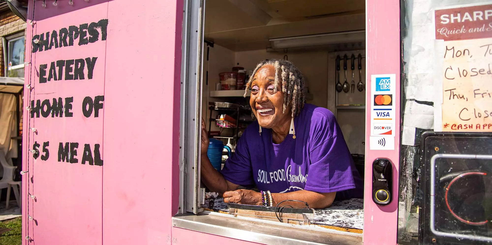 Küchenchefin Doris serviert Detroits bestes Soul Food auf ihrem Vorgarten