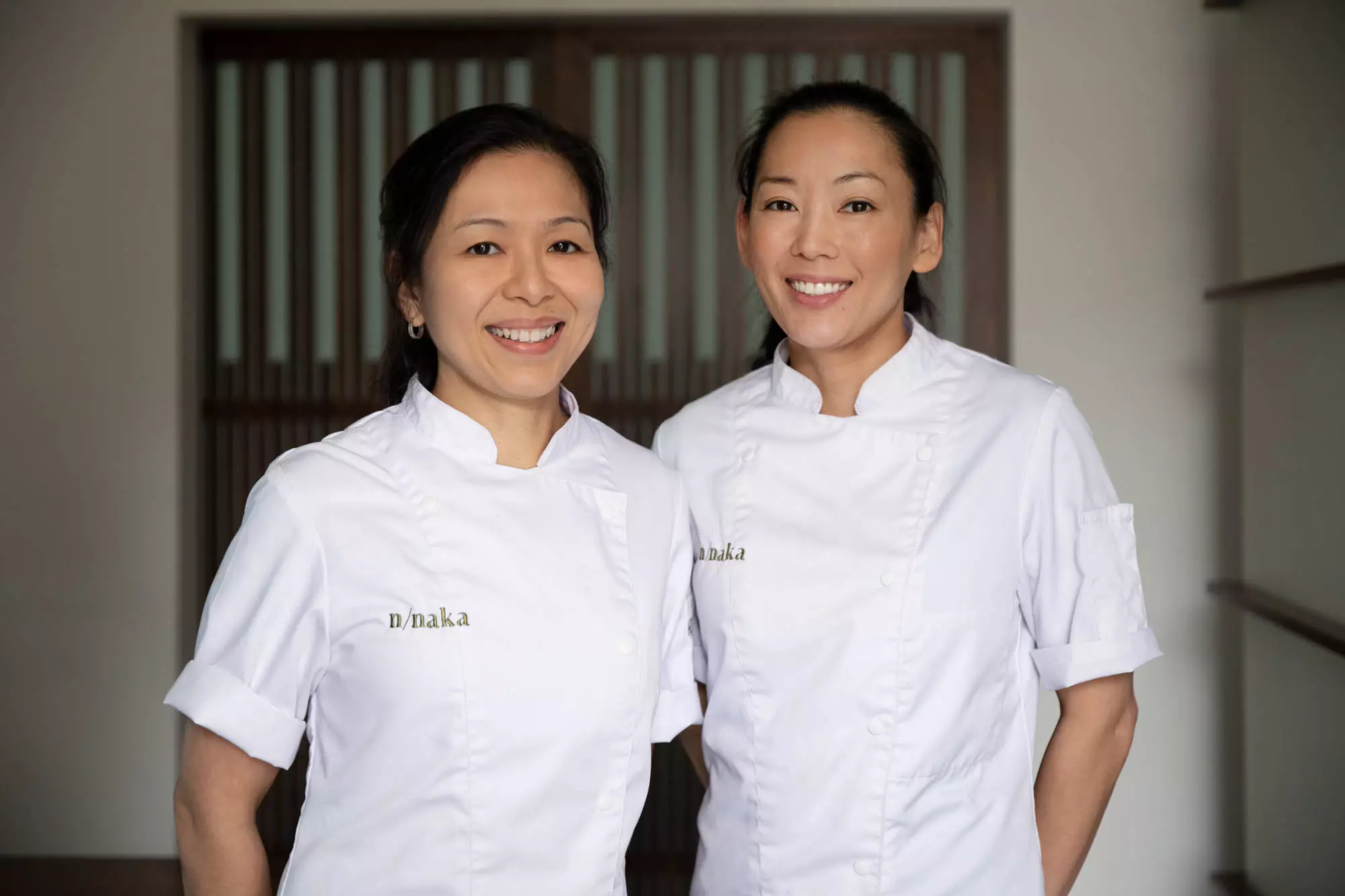 Kocken Niki Nakayama (L) och Sous Chef Carole Iida-Nakayama