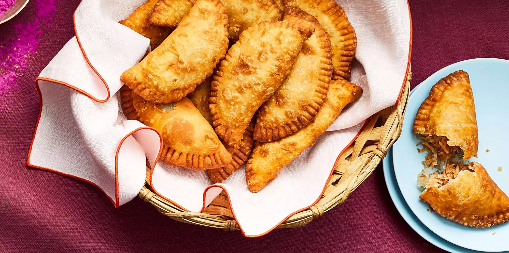 Bhiyozela iHoli kunye neCrispiest Fried Coconut Turnovers