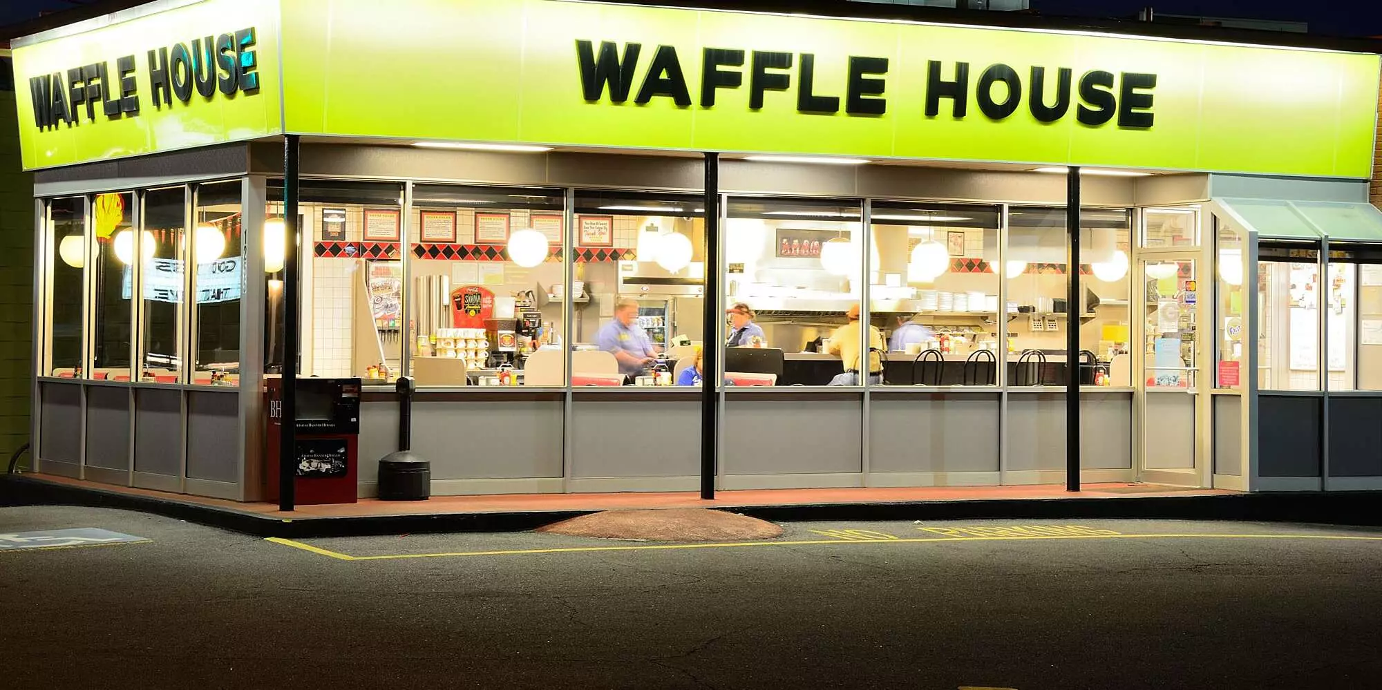 Waffle House ji bo Roja Evîndaran Ronahî Dimirîne û Rezervasyon Distîne