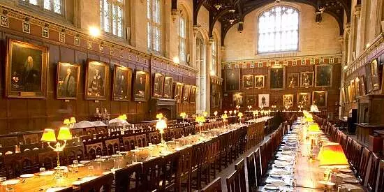 Hogwarts'ta Akşam Yemeği ile Sevgililer Günü'nü Sersemletin