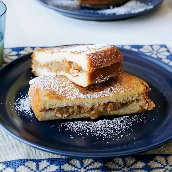 Brioche French Toast Yodzaza ndi Maapulo, Zoumba ndi Pecans