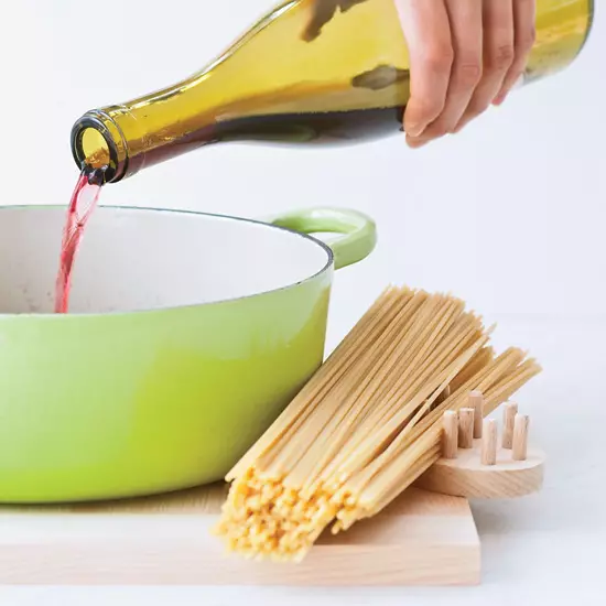 Espaguetis de viño tinto con noces e perexil