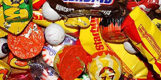 Candy xwe ya Zêde ya Halloween bi $1 Pound bifiroşin diranan