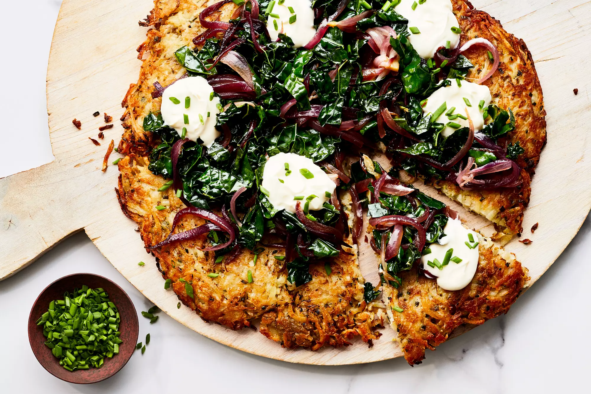 Crispy Skillet Latke ერთად Kale