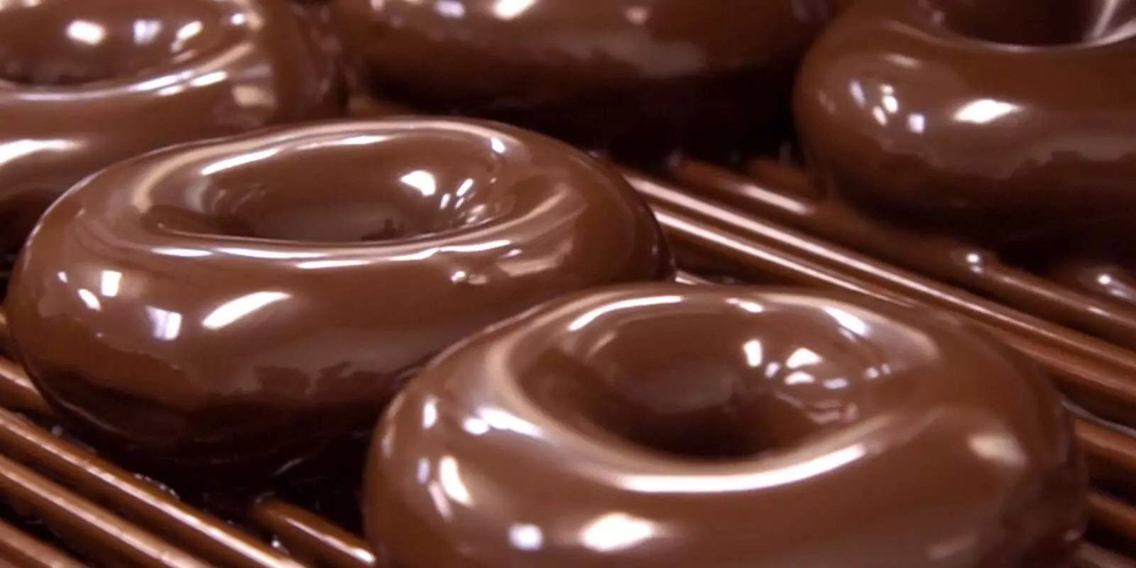 Το Krispy Kreme's Chocolate Glaze Donut επιστρέφει για την Παγκόσμια Ημέρα Σοκολάτας