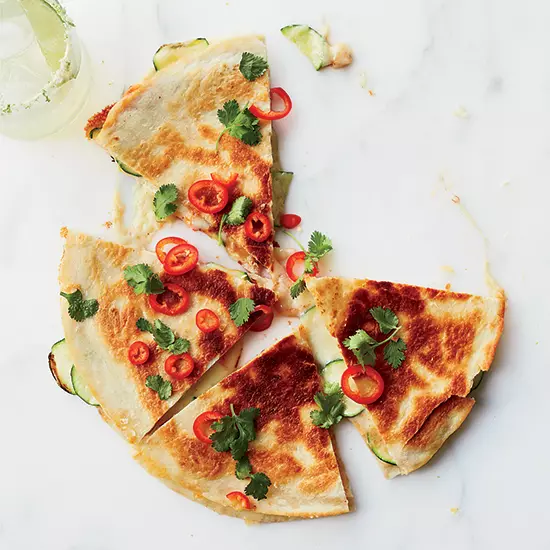 Zucchini Quesadilla med kryddig Salsa Roja