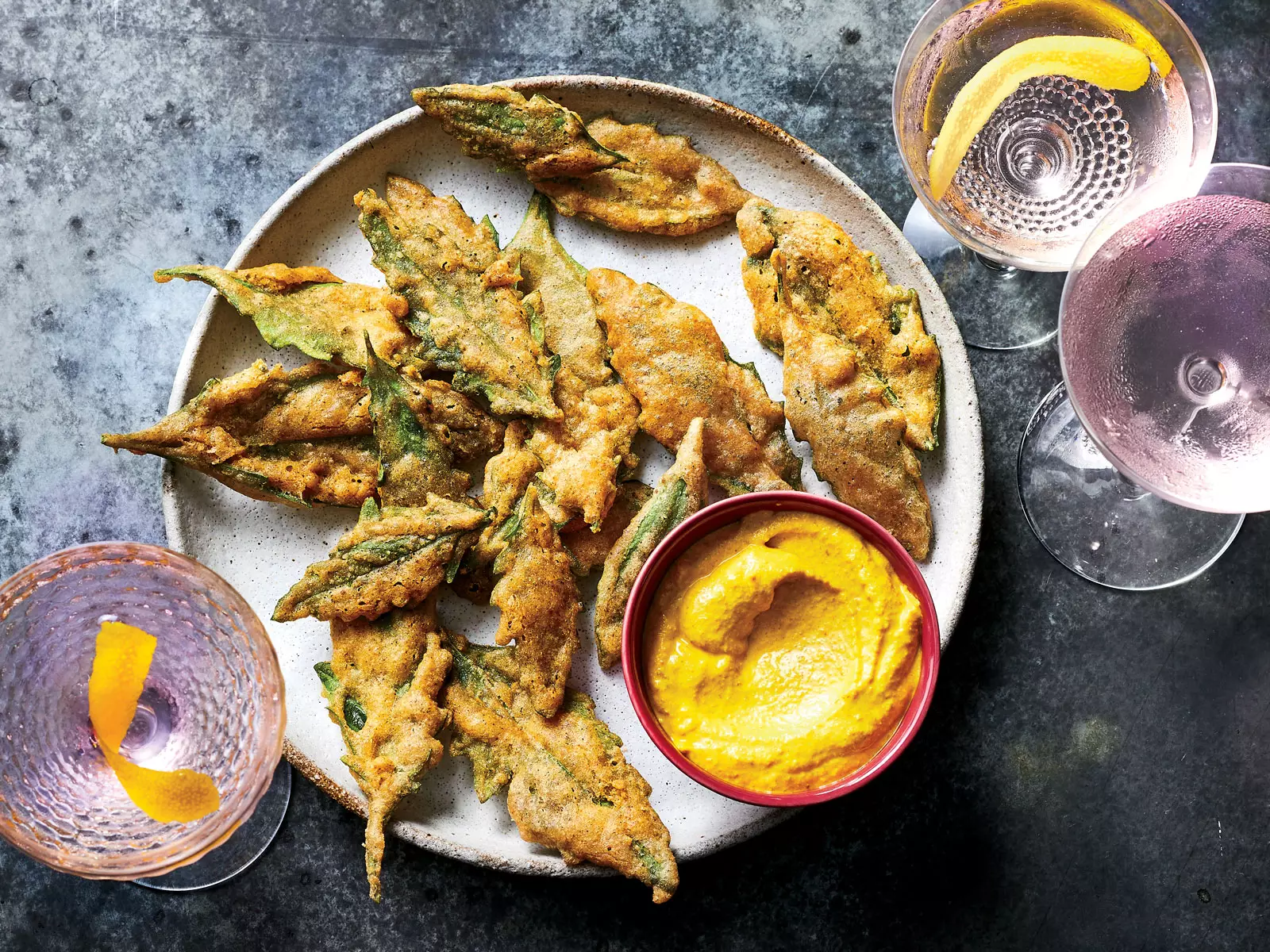 Epazote Pakoras med gurkemeje Raita