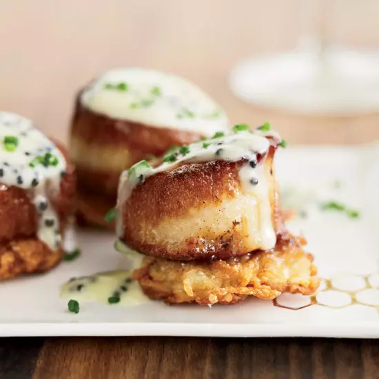 Vieiras com panquecas de batata e molho de caviar