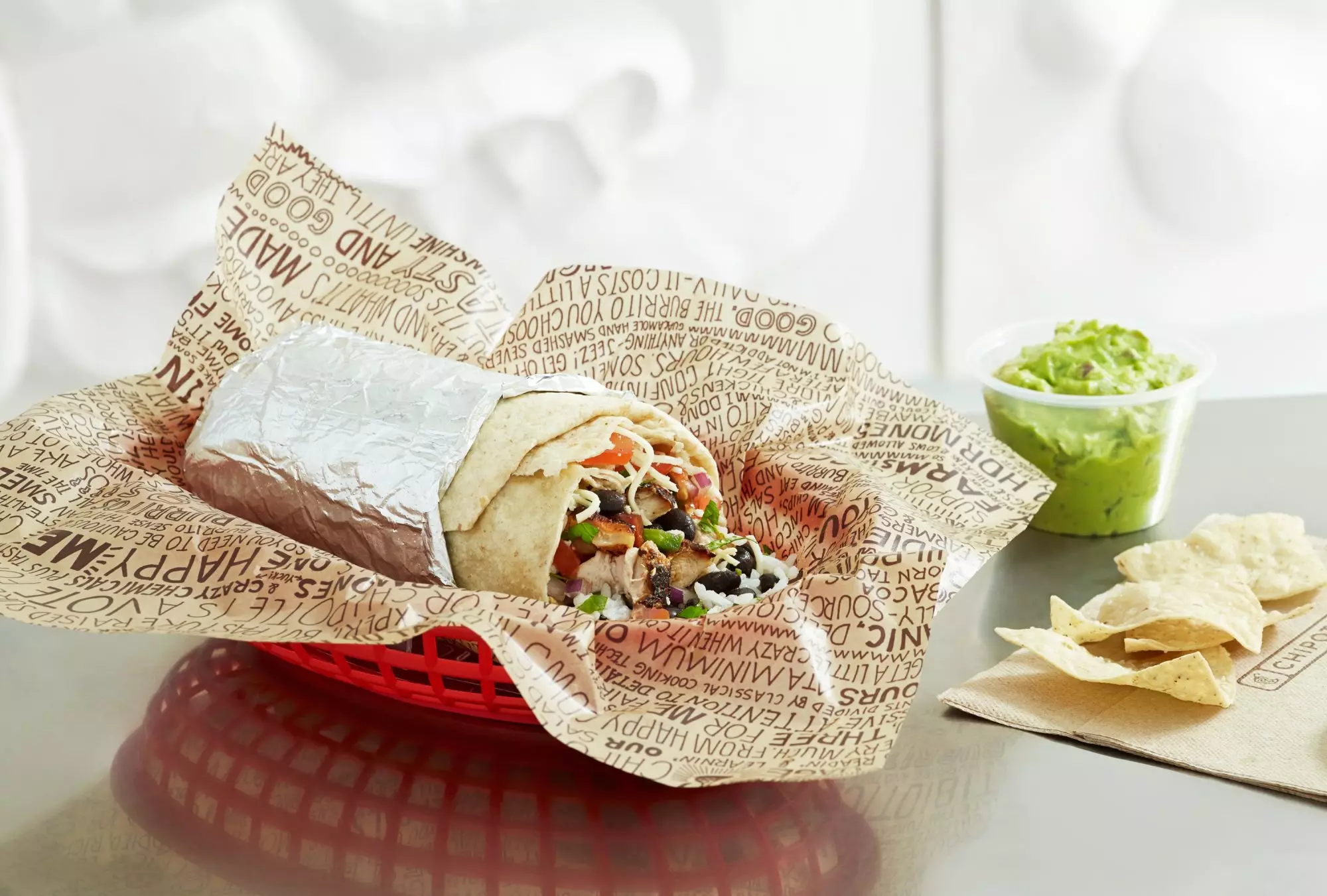 Chipotle dohainik burritoak oparitzen ari da. Hona hemen bat nola lortu