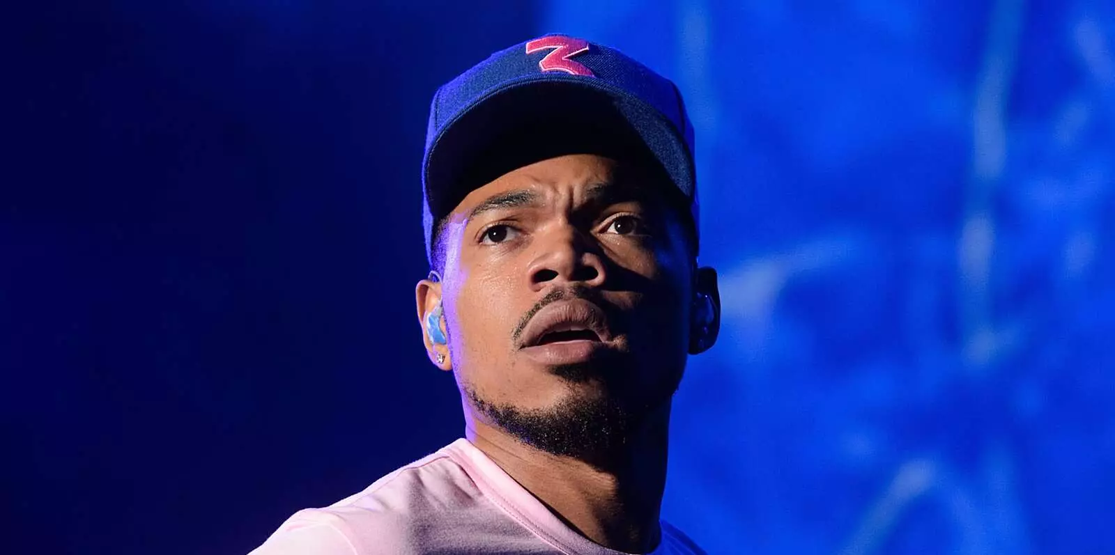 Kyk na die eerste lokprent vir Chance the Rapper's Comedy-Grillfilm About a Cursed Pizza Parlor