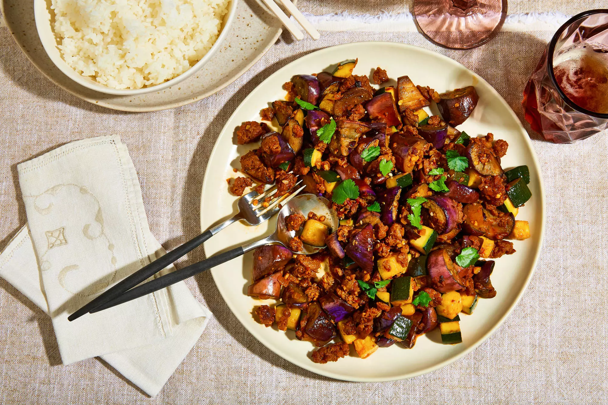 Biringanya ndi Chili Garlic Stir-Fry ndi Nyama Yochokera ku Zomera