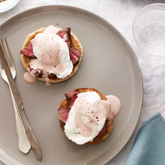 Bife e Ovos Benedict com Vinho Tinto Holandês